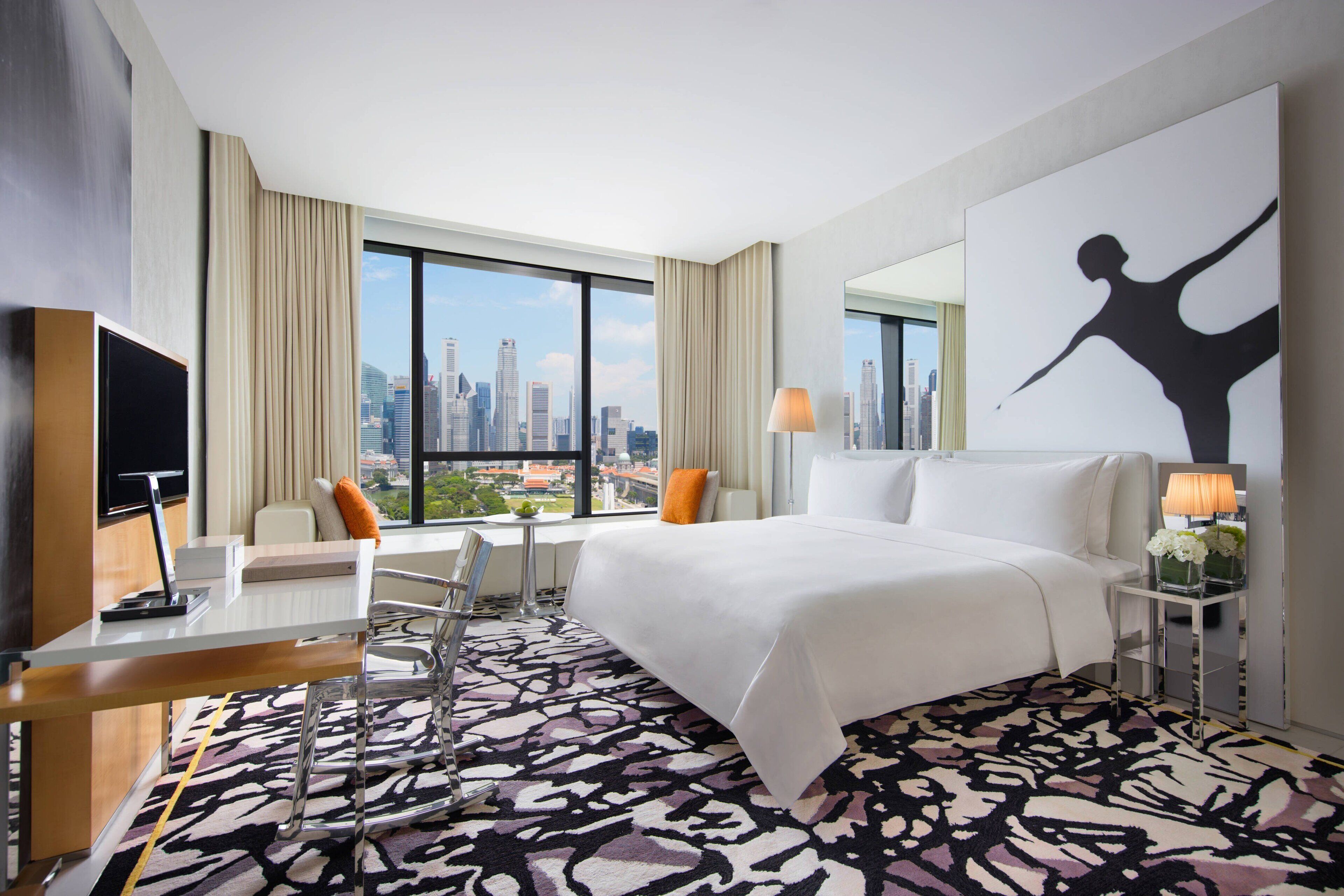 Premier Room, 1 King Bed, Non Smoking, Marina Bay View | Minibar, cofre com capacidade para portátil, secretária 