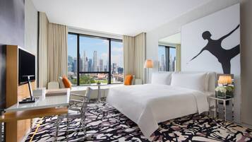 Premier Room, 1 King Bed, Non Smoking, Marina Bay View | Minibar, cofre com capacidade para portátil, secretária