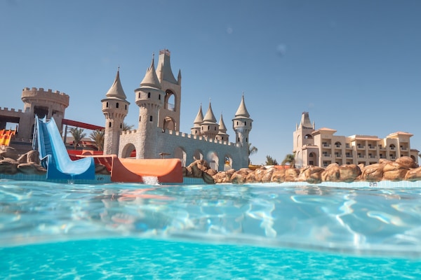 3 piscinas exteriores, guarda-sóis, espreguiçadeiras