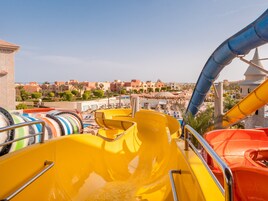 3 piscinas exteriores, guarda-sóis, espreguiçadeiras 