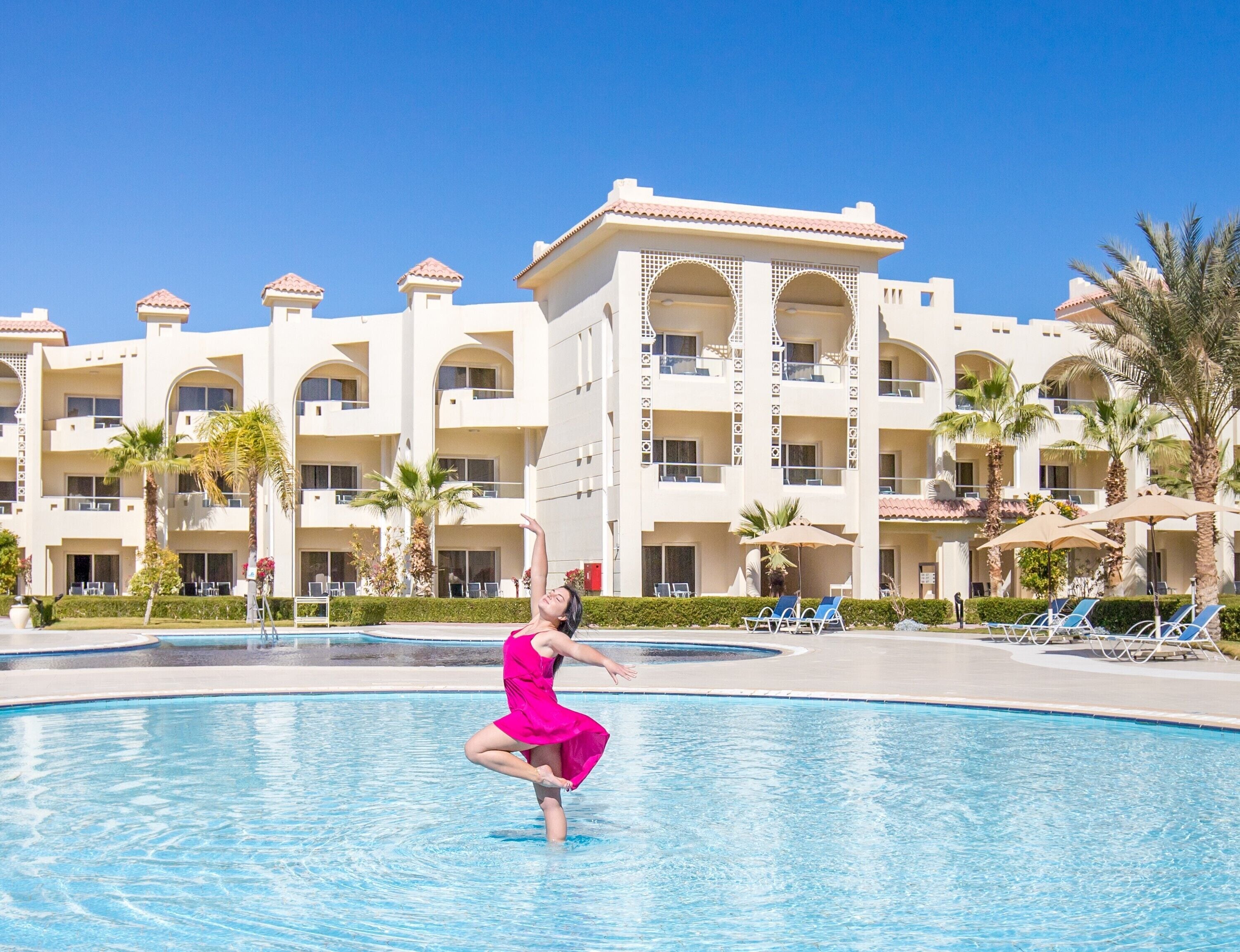 3 piscinas exteriores, guarda-sóis, espreguiçadeiras 