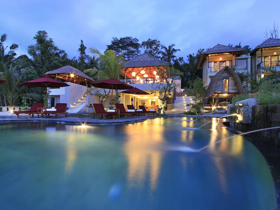 15 piscinas interiores, piscina exterior, espreguiçadeiras