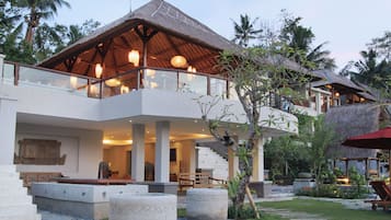 Fachada do alojamento (tarde/noite)