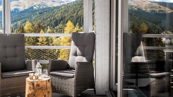 Quarto casal premium, 2 camas de solteiro, vista para a montanha | Roupas de cama premium, cofres nos quartos, escrivaninha