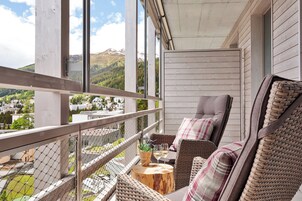 Quarto casal luxo, sacada, vista para a montanha | Sacada