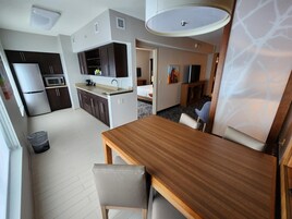 Suíte, 1 cama King | Cozinha privada | Geladeira, micro-ondas, cafeteira/chaleira