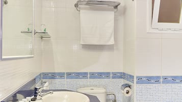 Quarto Quádruplo | Casa de banho | Toalhas fornecidas