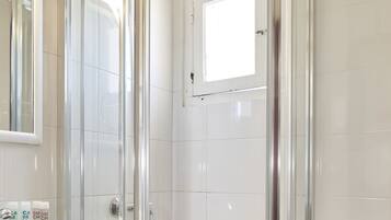 Cofres nos quartos, berços (sobretaxa), Wi-Fi de cortesia, roupa de cama