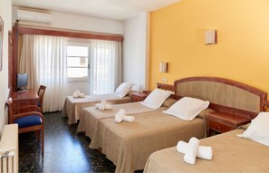 Cofres nos quartos, berços (sobretaxa), Wi-Fi de cortesia, roupa de cama