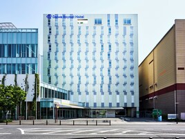 Um edifício de hotel moderno com um padrão de janelas em zigue-zague característico.