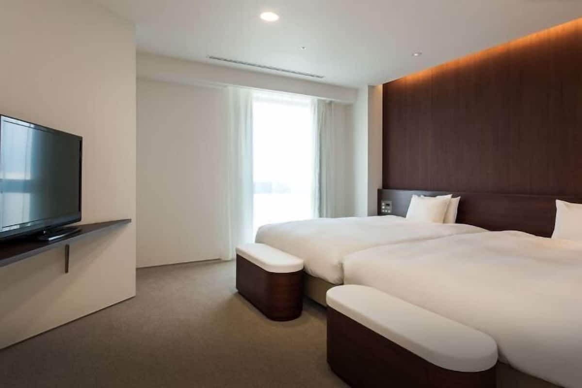 Edredons de pluma, escrivaninha, quartos à prova de som