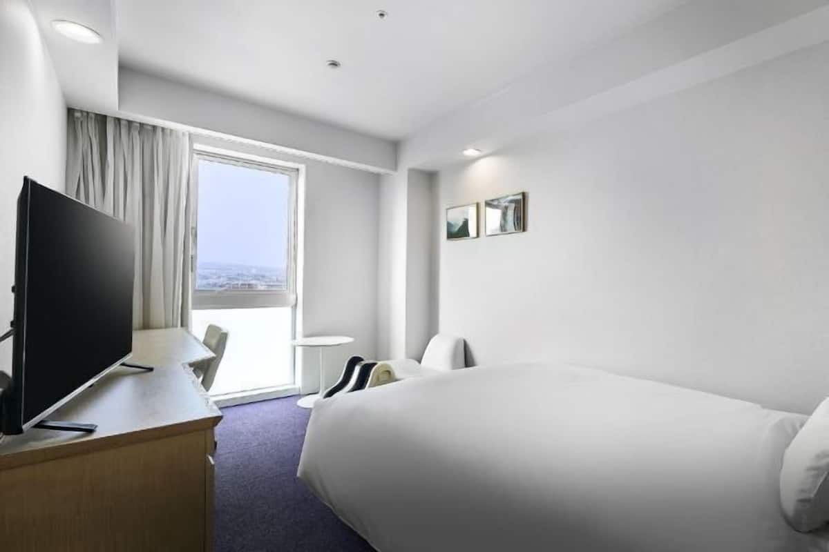 Edredons de pluma, escrivaninha, quartos à prova de som