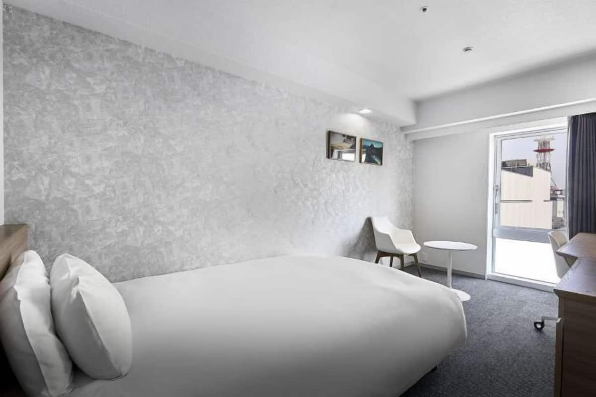 Edredons de pluma, escrivaninha, quartos à prova de som