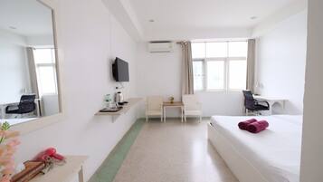 Quarto casal clássico | Frigobar (abastecido com itens grátis), escrivaninha, Wi-Fi de cortesia