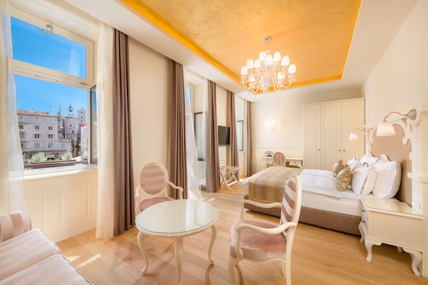 Quarto casal ou duplo luxo, sacada, vista para a cidade | Roupas de cama premium, frigobar, cofres nos quartos, escrivaninha