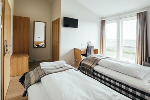 Standard Double or Twin Room with Hot Tub Access | Roupas de cama antialérgicas, cofres nos quartos, escrivaninha
