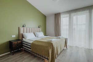 Quarto triplo superior | Roupas de cama antialérgicas, cofres nos quartos, escrivaninha