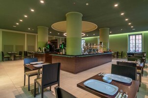 Pequeno-almoço tipo buffet diário mediante uma taxa