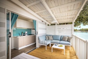 Superior View Mobile Home, Terrace | Cozinha privada | Um frigorífico, um micro-ondas, uma placa de cozinha 