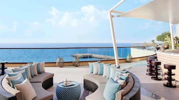 2 bares/lounges, bar molhado, bar ao lado da piscina, bar na praia