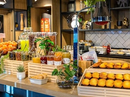 Café da manhã com buffet todos os dias (EUR 11.5 por pessoa)