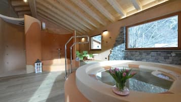 Um polibã, um secador de cabelo, toalhas fornecidas