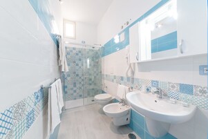 Quarto Duplo | Casa de banho | Um polibã, um secador de cabelo (mediante pedido), roupões, um bidé 