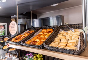 Pequeno-almoço tipo buffet diário mediante uma taxa 