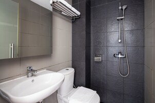 Quarto Duplo Deluxe | Casa de banho | Um polibã, artigos de higiene pessoal grátis, um secador de cabelo 