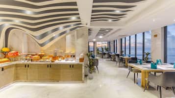 2 restaurantes, que servem almoços, jantares, também cozinha asiática