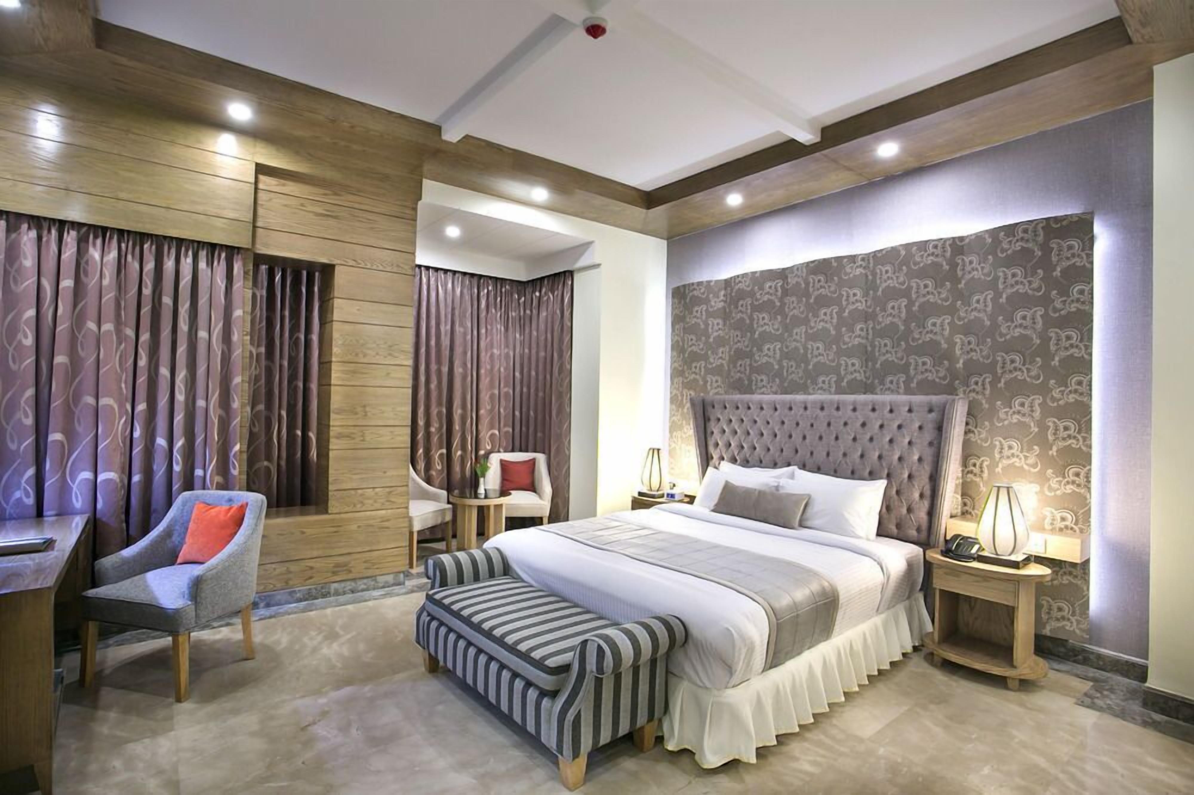 Roupa de alta qualidade, minibar, cofre com capacidade para portátil 