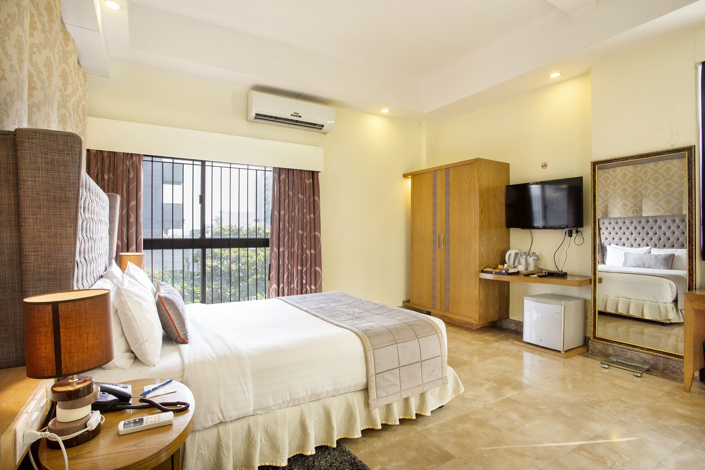 Roupa de alta qualidade, minibar, cofre com capacidade para portátil 