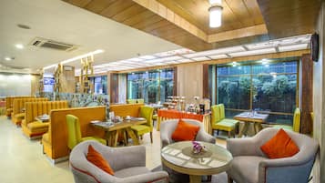 2 restaurantes, pequenos-almoços servidos, cozinha internacional