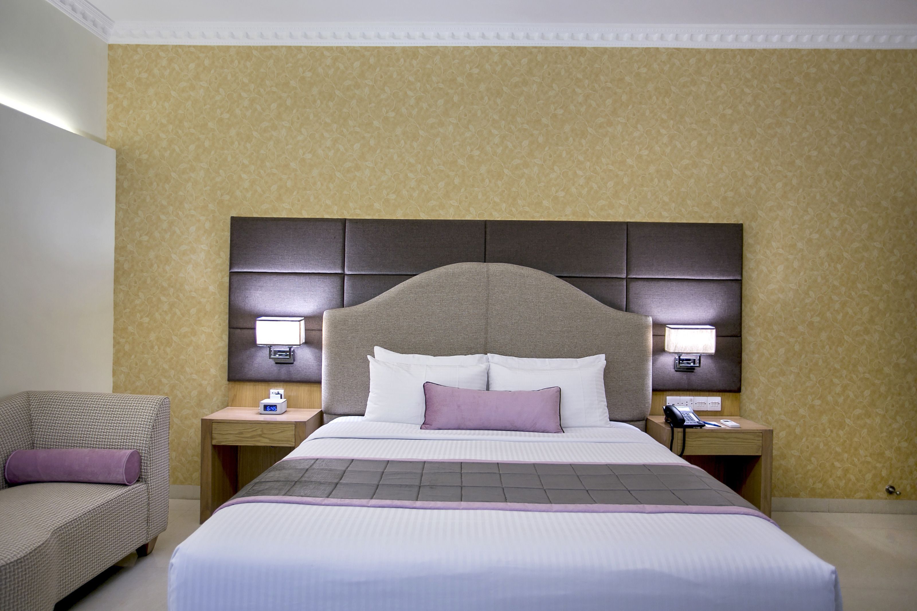 Roupa de alta qualidade, minibar, cofre com capacidade para portátil 