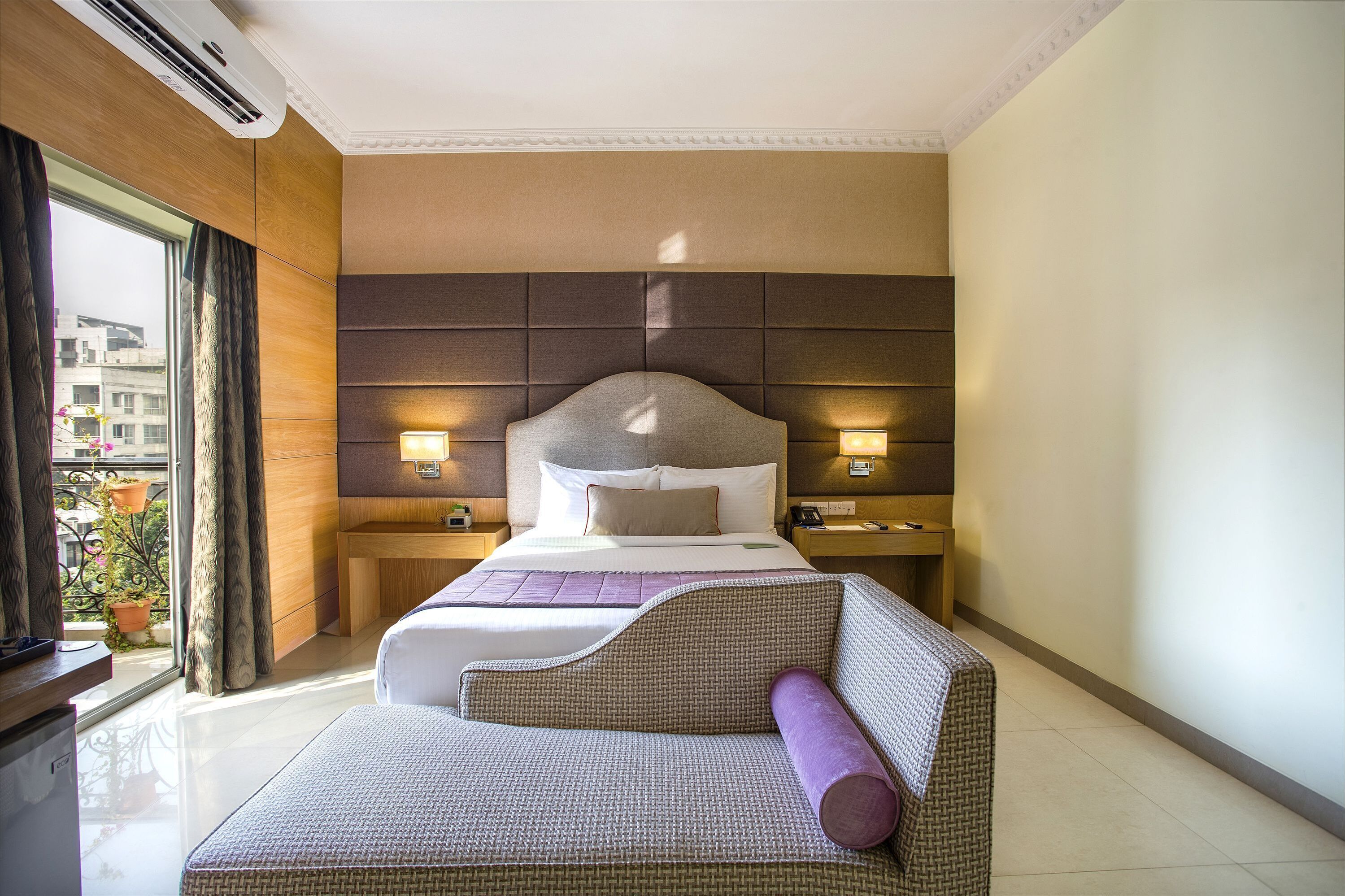 Roupa de alta qualidade, minibar, cofre com capacidade para portátil 