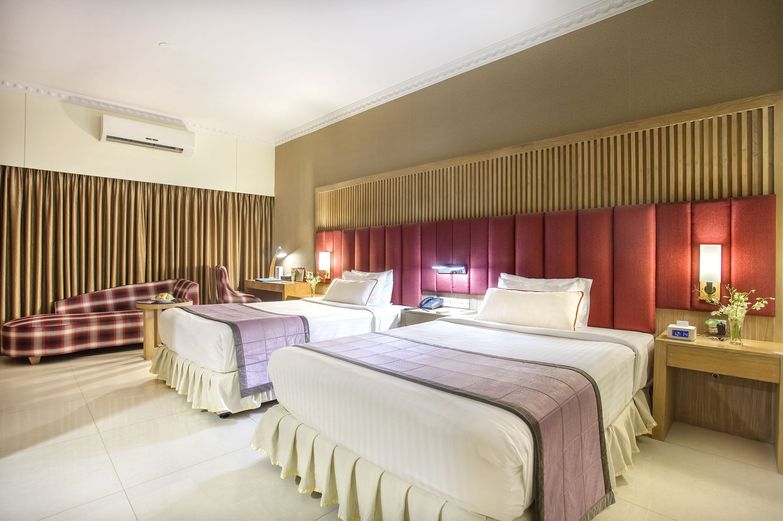 Roupa de alta qualidade, minibar, cofre com capacidade para portátil 