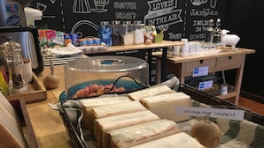 Exposição de sanduíches e bebidas em um café.