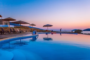 Piscina exterior sazonal, guarda-sóis, espreguiçadeiras