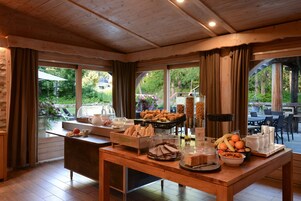 Pequeno-almoço tipo buffet diário (15 EUR por pessoa) 