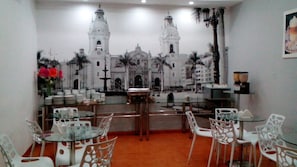 Café da manhã com buffet grátis todos os dias