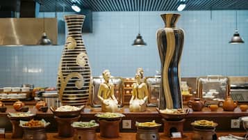 Café da manhã, almoço e jantar; culinária internacional
