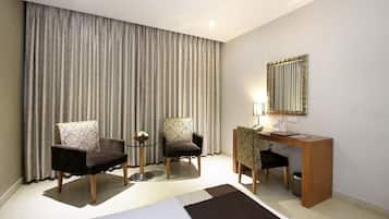 Quarto standard, 2 camas de solteiro, para não fumantes | 1 quarto, frigobar, cofres nos quartos, individualmente mobiliados