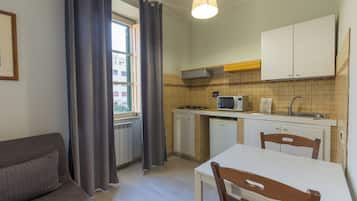 Estúdio Standard, 1 quarto, kitchenette | Cozinha privada | Um frigorífico/congelador grande, uma cafeteira/bule
