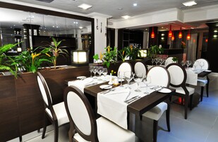 Pequeno-almoço tipo buffet diário (17.98 USD por pessoa) 