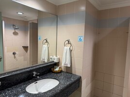Quarto duplo superior | Banheiro | Chuveiro, secador de cabelo (mediante solicitação), chinelos