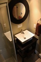 Quarto Económico, 1 cama queen-size, casa de banho anexa | Lavatório na casa de banho