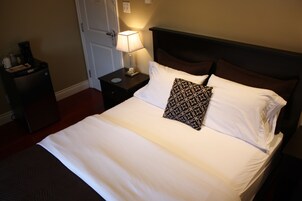 Quarto Deluxe, 1 cama queen-size, casa de banho anexa | Secretária, ferro/tábua de engomar, Wi-fi grátis 