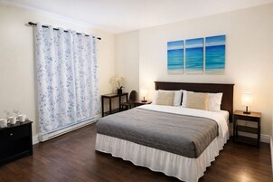 Quarto luxo, 1 cama Queen, suíte | Escrivaninha, ferros/tábuas de passar roupa, Wi-Fi de cortesia