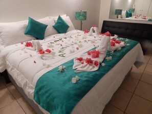Suite Júnior, 1 cama king-size | Cofre no quarto, com decoração personalizada, secretária