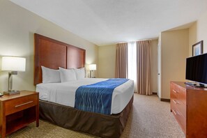 Suite, 1 cama king-size e sofá-cama, não fumadores | 1 quarto, cofre no quarto, secretária, cortinas/cortinados opacos 